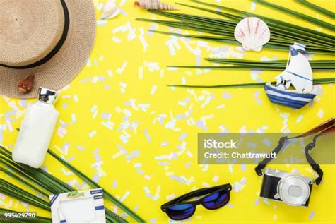 테이블 상단 보기 여름 여행 해변 휴가 시즌 배경 개념에의 공중 이미지 플랫 누워 필수 여행자 남자에 대 한 개체 장식 여자 노란 종이 복사 공간에 텍스트를 추가 0명에