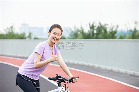 青年女性户外公园里骑行高清图片下载 正版图片501642991 摄图网