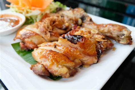 Readme Me ส้มตำคุณกัญจณ์ อาหารบ้านๆ สะท้านโลก ตำรับไก่ย่างหนังกรอบ ข้าวเหนียวมะม่วง Guinness