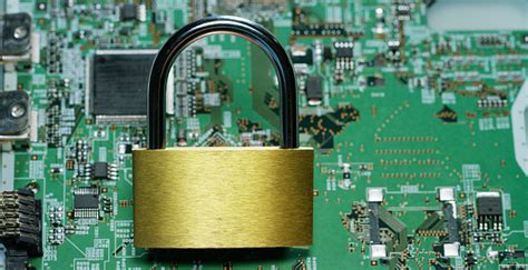 셔츠와 넥타이를 입은 사업가가 자물쇠를 보안의 표시로 보여줍니다 에 대한 스톡 사진 및 기타 이미지 개념 검사 보기 Istock