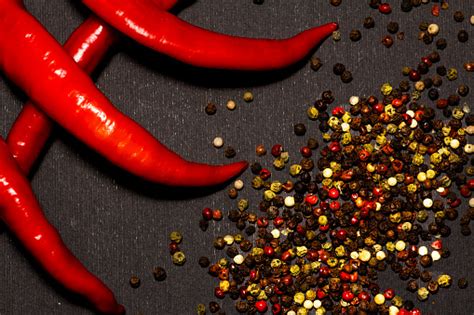 레드 핫 칠리 페 퍼 옥수수 그리고 어두운 배경에 상위 뷰 포드 0명에 대한 스톡 사진 및 기타 이미지 0명 건강한 식생활 검은색 Istock