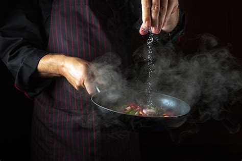 숙련 된 요리사가 김이 나는 뜨거운 팬에 소금을 넣습니다 광고 공간이 있는 호텔을 위한 분자 요리 메뉴 아이디어 레스토랑에 대한 스톡 사진 및 기타 이미지 Istock