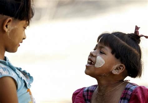 မြန်မာ့ရိုးရာ ချစ်စရာ ဆံရစ်ဝိုင်းလေးများ ” Myanmarload