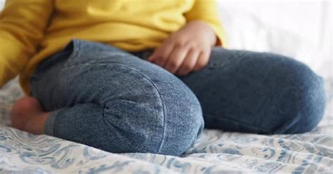 Ребенок сидит в позе на кровати Стоковые видеоматериалы Включая дети и ножка Envato Elements