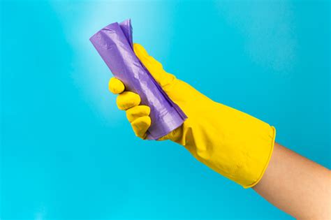 색색의 배경에 쓰레기 봉투를 들고 있는 여자의 손 배경에 쓰레기를 위한 비닐 봉지로 굴러갑니다 텍스트의 위치 쓰레기 분류 0명에 대한 스톡 사진 및 기타 이미지 Istock