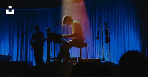 마이크가 있는 무대 위의 사람 사진 Unsplash의 무료 그단스크 이미지