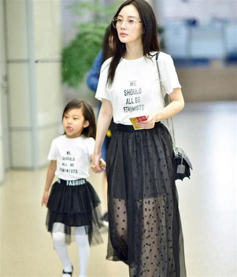 李小璐與甜馨身穿「母女裝」機場近照，甜馨被媽媽襯托得有點黑 每日頭條