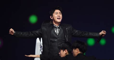 포토 영탁 트로트계의 신사