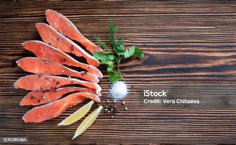 나무 배경에 레몬 향신료 바다 소금 후추 파슬리와 딜 원시 붉은 생선 필레 맨 위 보기 0명에 대한 스톡 사진 및 기타 이미지