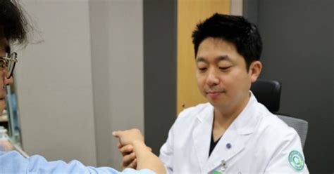 팔꿈치 통증 제대로 알고 치료해야