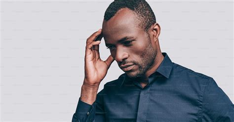 잘생긴 젊은 아프리카 남자가 손으로 머리를 만지고 회색 배경에 서 있는 동안 불확실해 보인다 사진 Unsplash의 불확실 이미지