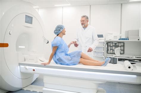 Paciente Do Sexo Feminino Com Procedimento De Resson Ncia Magn Tica Na Cl Nica Foto Premium