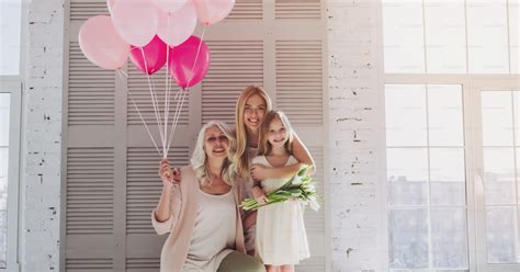 작고 귀여운 소녀 그녀의 매력적인 젊은 어머니와 매력적인 할머니가 가벼운 방에 풍선과 꽃을 들고 서 있습니다 여성 세대 세계 여성의 날 해피 어머니의 날 사진