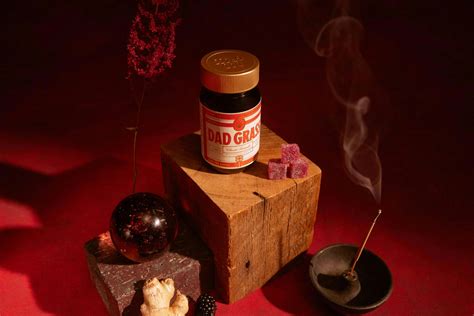 실내 고요한 금발 내면의 평화 눈을 감다 다시 없는 기쁨 달래는 담배를 피우다 마음가짐 명상 명상적인 명상하는 묵상 반사 세로 세이지 굽기