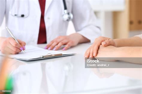 알 수 없는 닥터 우먼 병원의 책상에서 신청서를 작성 하는 동안 환자를 상담 그냥 손 클로즈업 의학 및 건강 관리 개념 가까운에 대한 스톡 사진 및 기타 이미지 Istock