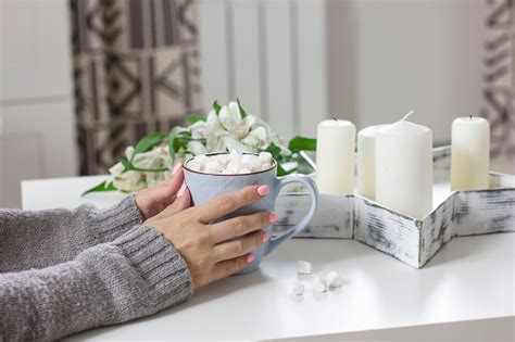 여성에 마쉬 멜 로우 코코아 흰색 배경 꽃 촛불 현대적인 인테리어의 세부 사항에 손 가을에 대한 스톡 사진 및 기타 이미지 가을 개념 개념과 주제 Istock