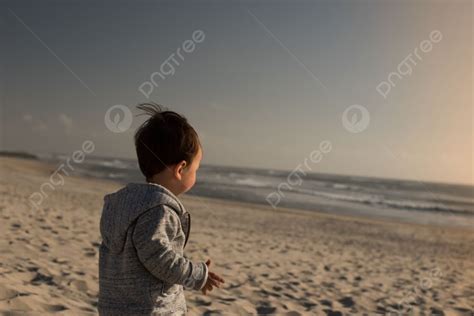 해변의 유아 해변에서 즐거운 시간을 보내는 유아 사진 배경 및 무료 다운로드를위한 그림 Pngtree