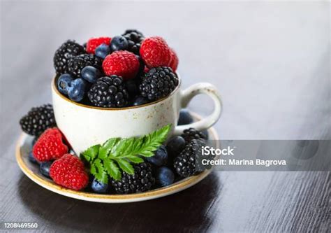 나무 테이블에 딸기 클로즈업 과 차 컵 라즈베리 블랙 베리 컵에 빌베리 여름 베리 믹스 공간을 복사합니다 0명에 대한 스톡 사진 및 기타 이미지 Istock