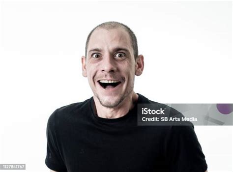 행복 한 얼굴 그리고 얼굴 표정입니다 밝은 미소 젊은 성인 남자의 초상화 닫기 몸짓 재미와 웃음 흰색 배경에 고립에서 만화 흥분