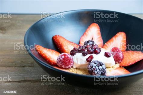 얇게 썬 딸기 쿠키 크럼블 휘핑 크림 석류 씨앗 블랙베리 딸기로 채워진 검은 색 메이트 접시의 측면보기 0명에 대한 스톡 사진 및 기타 이미지 Istock