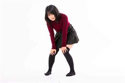 全力で走り過ぎて膝が笑う女性の写真素材 ぱくたそ