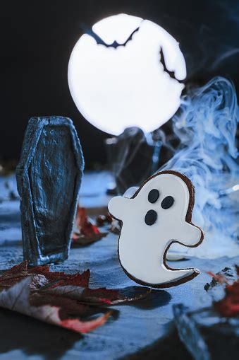 으스스한 할로윈 배경입니다 묘지와 묘비는 무서운 밤과 푸른 달빛에 있습니다 날아다니는 귀여운 으스스한 괴물 유령 박쥐 실루엣 안개 속의 묘지 복사 공간 공포 무서움에 대한