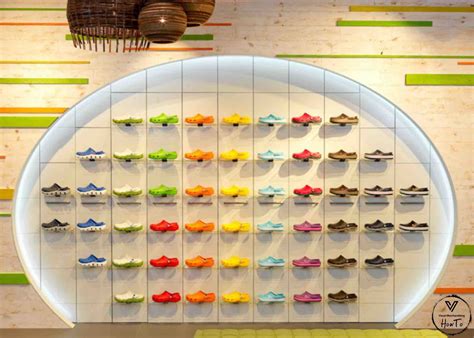 VMHT Color Blocking Crocs Wall Visualmerchandisinghowto Com