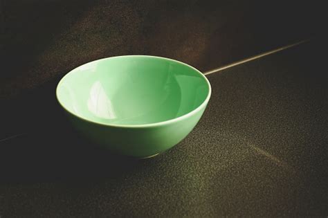 어두운 배경에 네오 민트 색상의 요리 빛과 그림자를 반사합니다 0명에 대한 스톡 사진 및 기타 이미지 0명 2020년 그릇 Istock