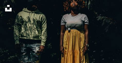 흰색 크루넥 티셔츠를 입은 남자와 노란색 드레스를 입은 여자 사진 Unsplash의 무료 자위더파크 이미지