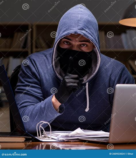 Hacker Robando Datos Personales De Su Computadora Personal Foto De