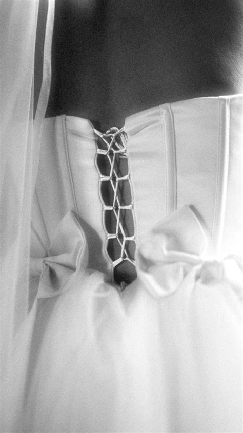 결혼 결혼 사진 결혼식 결혼식 복장 낭만적인 뒷모습 드레스 세부 정보 레이스 디테일 레이스업 미복 베일을 쓴 신부 복잡한 브라이들 쿠튀르 블랙 앤