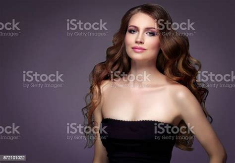 어두운 배경 위에 아름 다운 머리 여자 아름다움 피부 초상화 오랫동안 아름 다운 건강 한 머리 모델 여자 재고 이미지입니다 건강관리와 의술에 대한 스톡 사진 및 기타 이미지