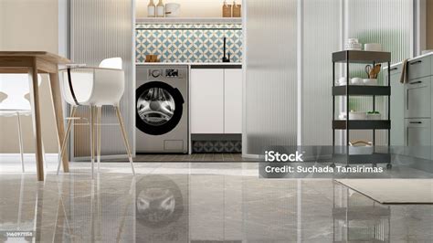 식탁 트롤리 어린이 하이 체어 화이트 프레임 갈대 유리 패널 접이식 도어 파티션이 있는 현대적인 디자인의 주방에서 깨끗한 회색 대리석 타일 바닥 세탁실 다용도실에 대한 스톡