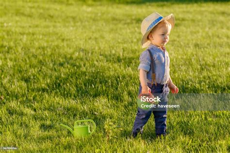 유아 어린이 야외입니다 급수 깡통을 사용 하 여 밀 짚 모자를 쓰고 1 년 된 아기 12 23 개월에 대한 스톡 사진 및 기타 이미지 12 23 개월 귀여운 남자