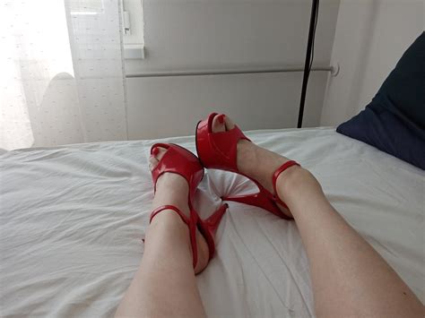 Tranny Shows Off Her Slender Legs And Feet In High Heels 5 Pics