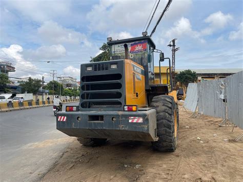 រន្ធត់ណាស់ នារីម្នាក់ជិះម៉ូតូទាក់ដៃចង្កូតដួលនិងថ្នល់ ត្រូវគ្រឿងចក្រកិន