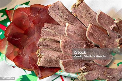 모듬 고기는 직사각형 접시에 쇠고기 혀와 이탈리아 프로슈토를 잘라냅니다 우설에 대한 스톡 사진 및 기타 이미지 우설 고급 요리 공휴일 Istock