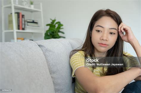 불행한 아시아 여자 소녀 실망 혼자 집에 문제에 대해 슬퍼 외로움을 느낀다 스트레스를 받다 나쁜 관계로 고통받다 헤어지다 이혼 여성 혼란스러움 우울증 정신 건강 외로움 30