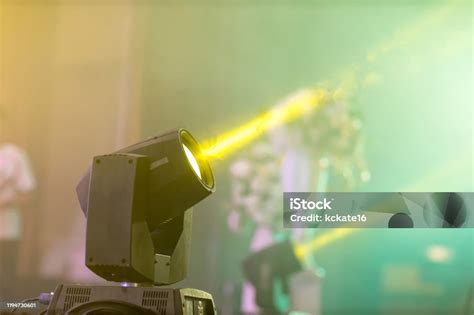 연기 무대 조명에 밝은 빔과 경치 좋은 스포트 라이트 그런 지 벽에 연기와 극장 스포트 라이트 콘서트 조명 배경입니다 0명에 대한 스톡 사진 및 기타 이미지 Istock