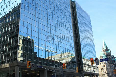 塔台起重机和清空的天空 反射在一座大楼上 圣太后高清图片下载 正版图片321156704 摄图网