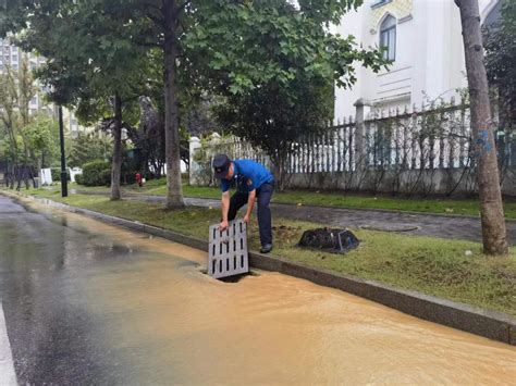 应对暴雨天气 永阳城管紧急排涝 江南时报