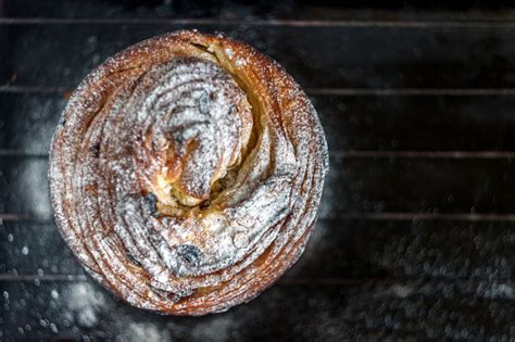 롤의 형태로 먹고 파이 위기 어두운 배경과 골동품 그릴에 가루 설탕 뿌 렸 다 부활절 그리고 크리스마스 베이킹입니다 상위 뷰 텍스트 장소 클로즈업 0명에 대한 스톡 사진 및