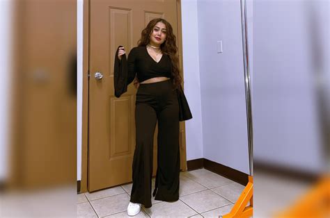 See Pics Neha Kakkar Looks Ravishing In This Black Outfit