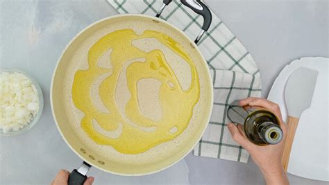 Как пожарить лук на сковороде правильно Еда ру Дзен