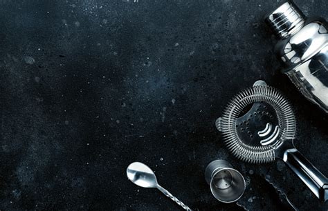 칵테일을 만들기위한 스틸 바 도구 및 액세서리 셰이커 지거 스트레이너 숟가락 집게 진흙 투성이 알코올 음료 및 음료 준비 개념