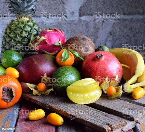 아보카도 망고 코코넛 Carambola 바나나 금 귤 Pitahaya 키 위 잘 익은 열 대 과일의 혼합 Superfood 배경입니다 채식 음식입니다 공간 복사 0명에 대한