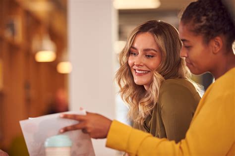 사무실 커피 숍에서 테이블 주위에 비공식회의를 갖는 노트북을 가진 여성 비즈니스 동료 사무실에 대한 스톡 사진 및 기타 이미지 사무실 사업가 토론 Istock