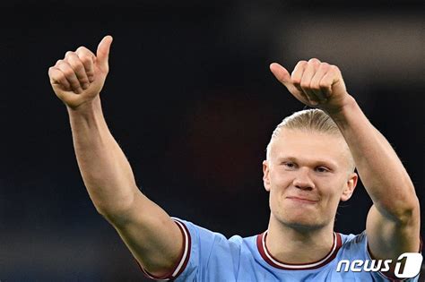 홀란드 영국 축구기자가 뽑은 올해의 선수상 수상…82 의 압도적 지지 네이트 스포츠