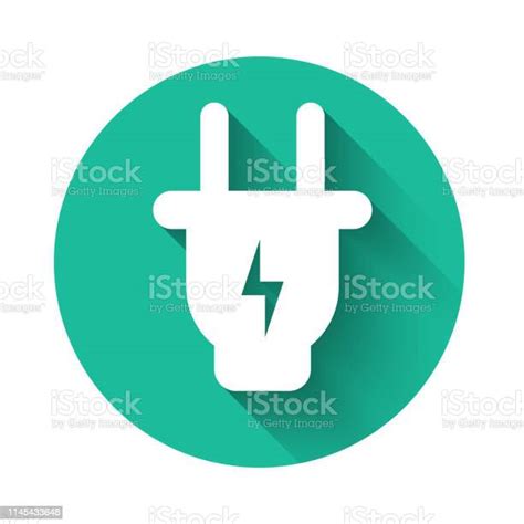 긴 그림자와 고립 된 흰색 전기 플러그 아이콘입니다 전기 연결 및 분리의 개념 녹색 원 버튼을 클릭 합니다 벡터 일러스트 개념에 대한 스톡 벡터 아트 및 기타 이미지