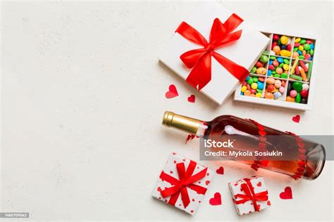 선물과 초콜릿 발렌타인 데이에 대한 컬러 배경에 레드 와인 병 복사 공간이있는 초콜릿 탑 뷰의 선물 상자가있는 하트 모양 0명에 대한 스톡 사진 및 기타 이미지 Istock